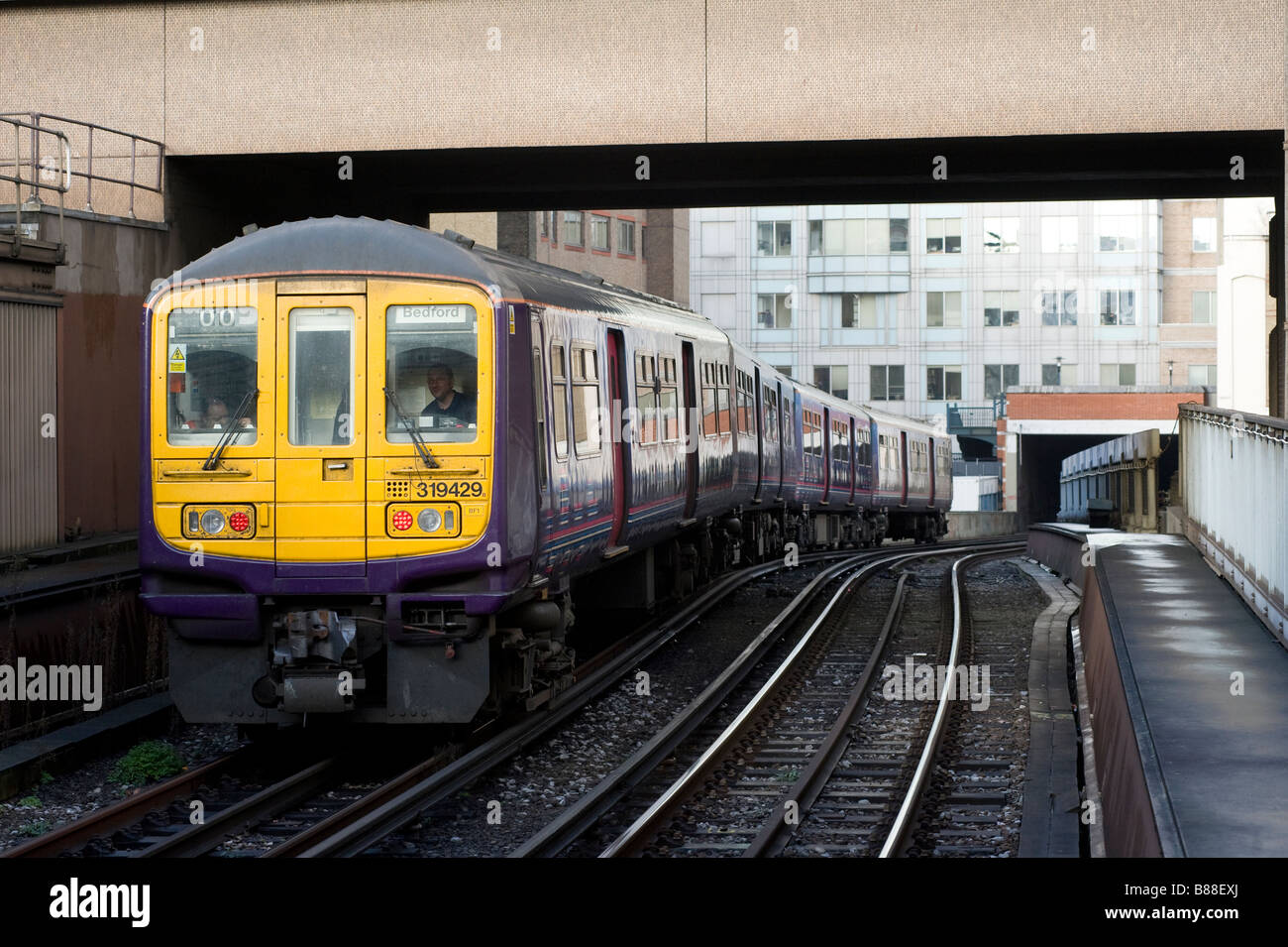First Capital connect class 319 train exiting Blackfriars railway ...