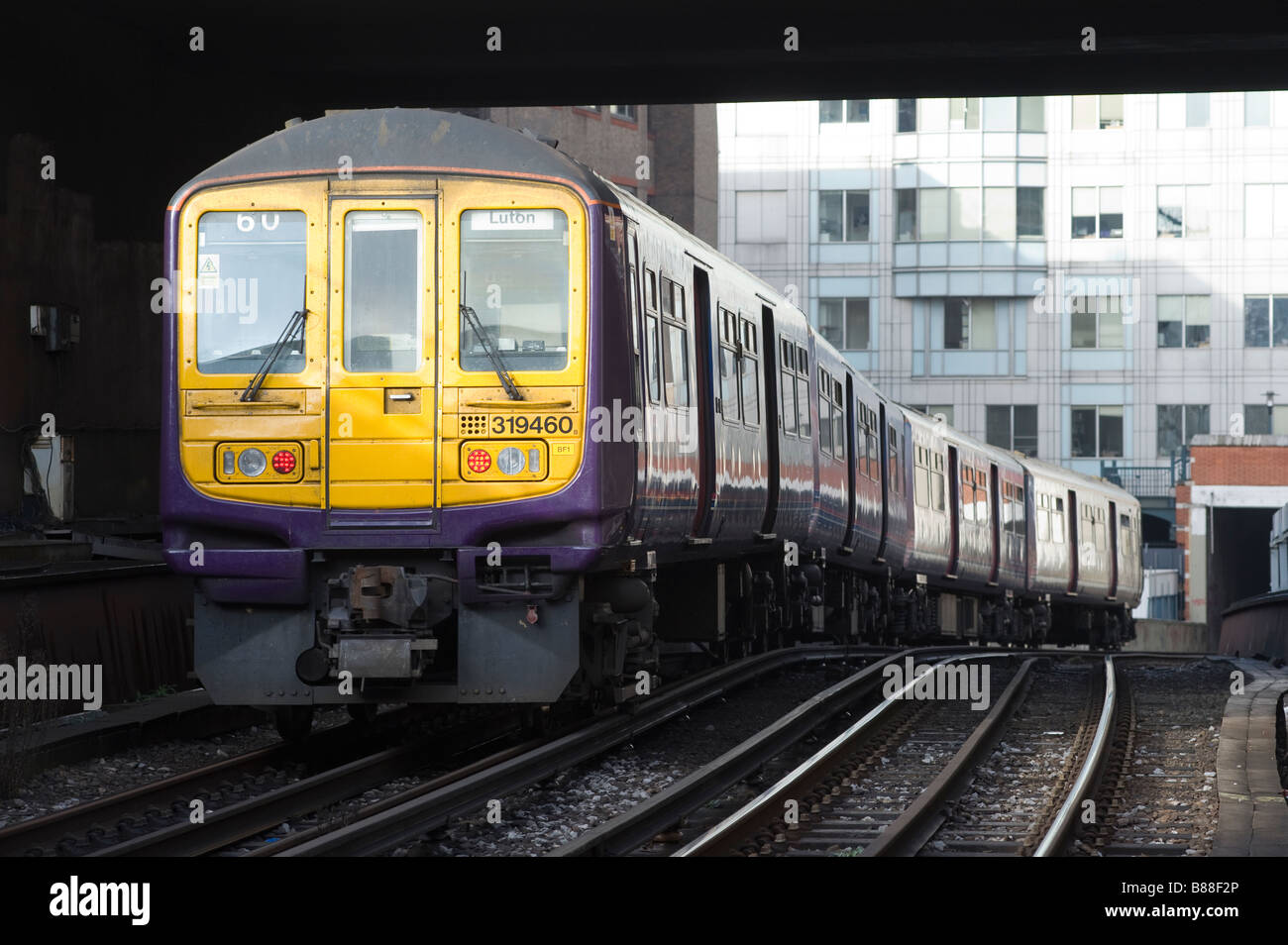 First Capital connect class 319 train exiting Blackfriars railway ...