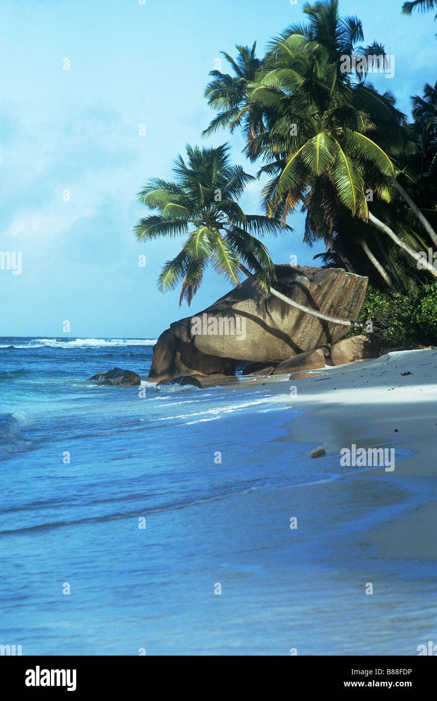 Idyllic Seychelles islands view of translucent sea, white sand, green ...