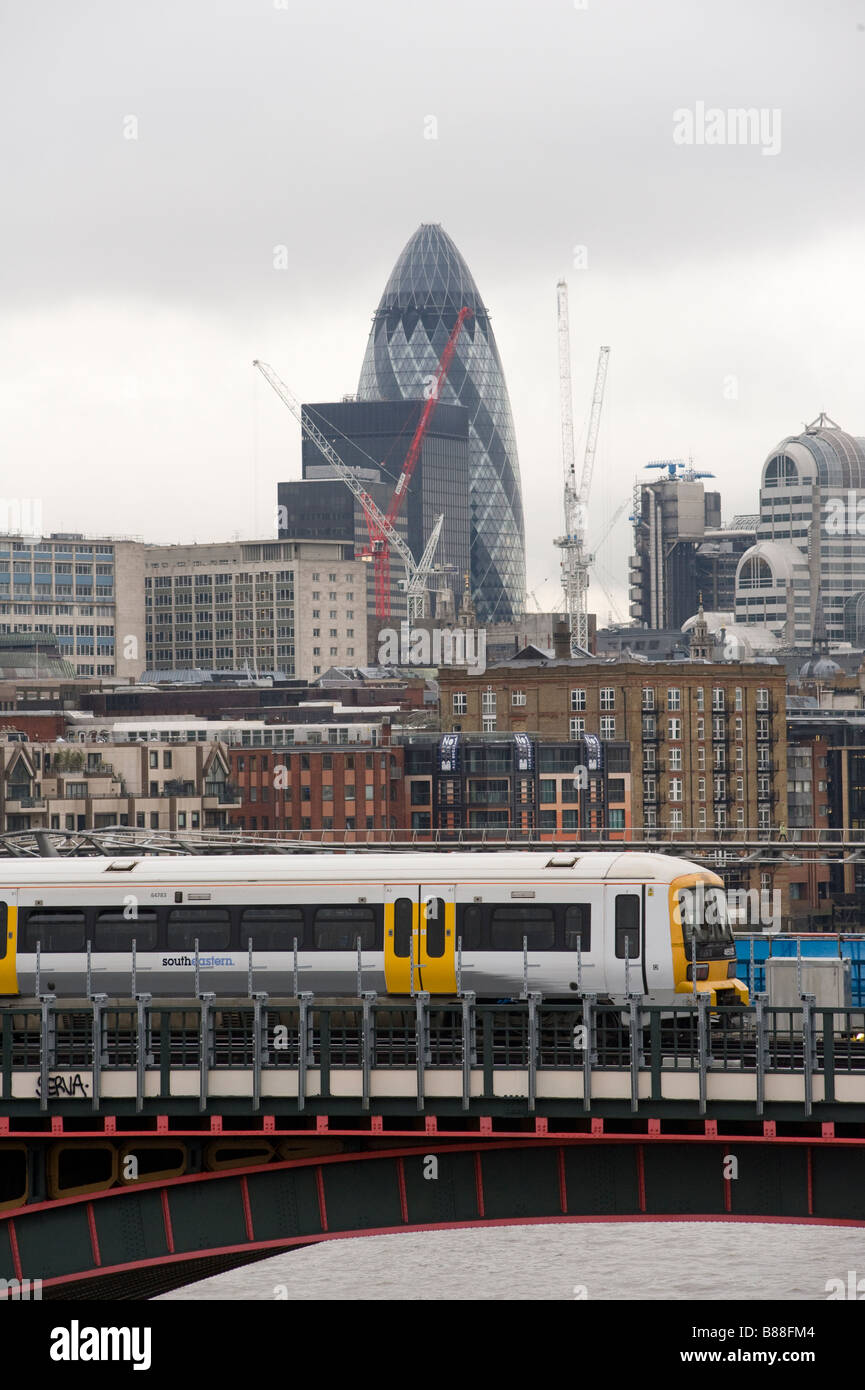 South Eastern Class 465 train crossing Blackfriars railway bridge in ...
