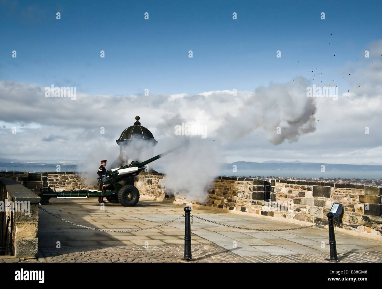 The 1 O'Clock Gun, Edinburgh Stock Photo - Alamy