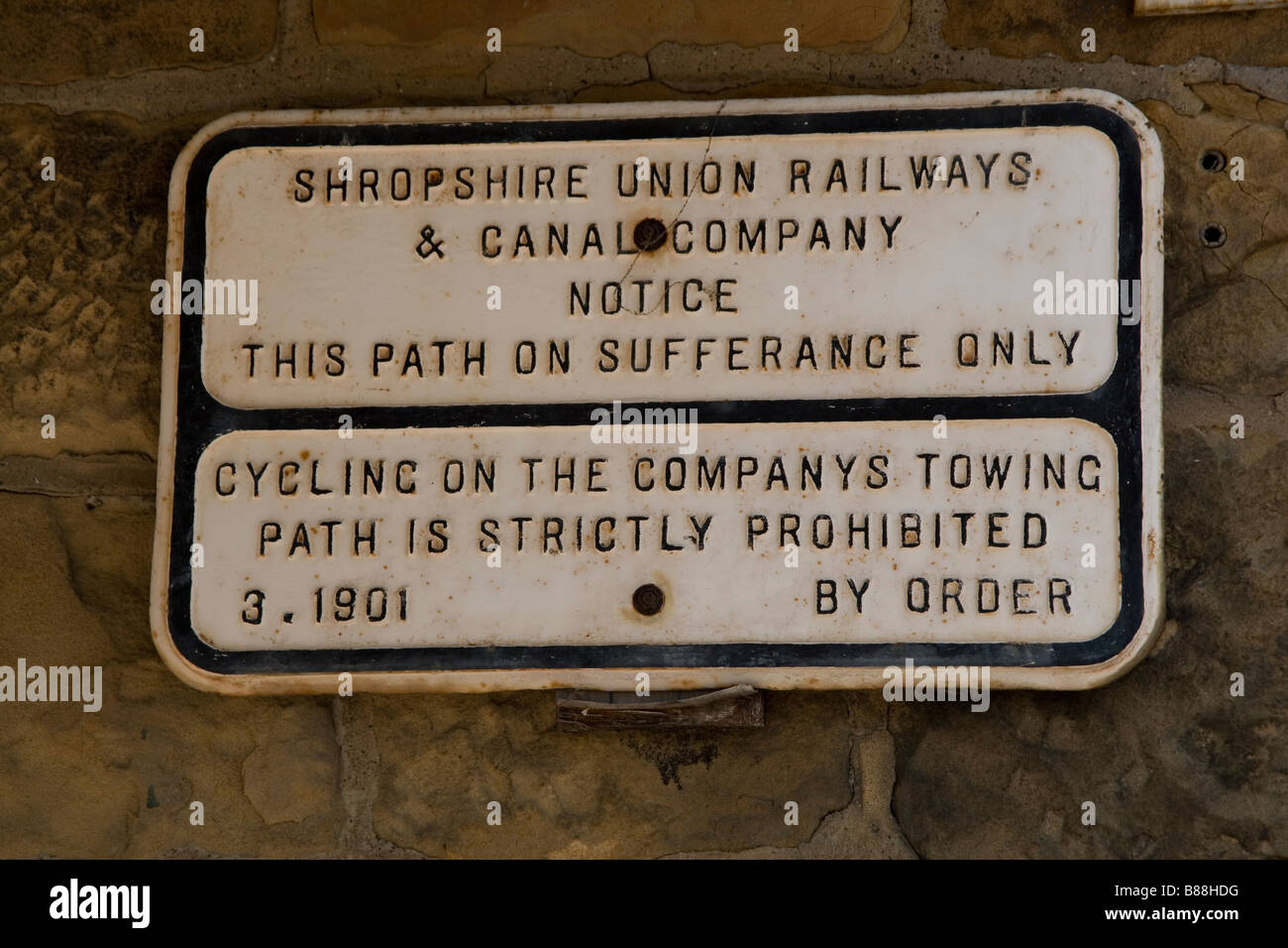 Footpath sign under the Pontcysyllte viaduct on the Llangollen Canal at ...