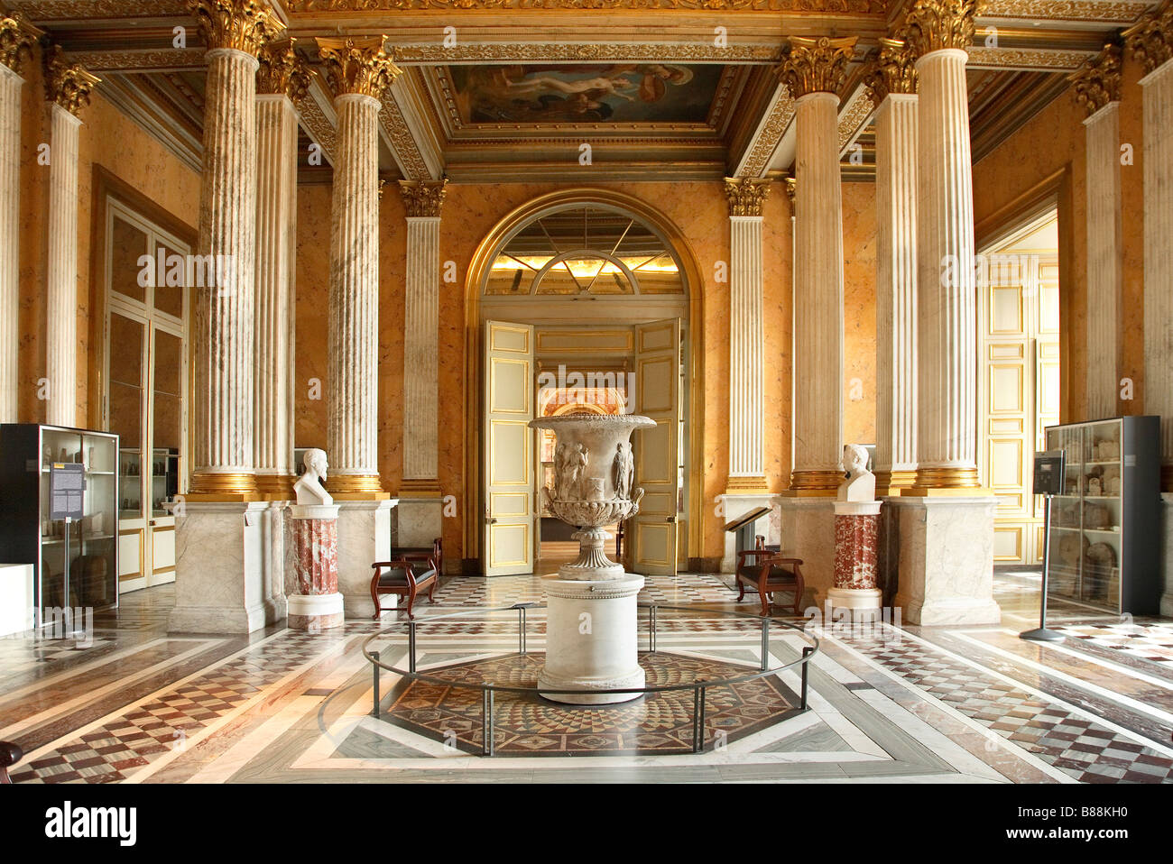 PARIS LOUVRE MUSEUM ROOM Stock Photo - Alamy