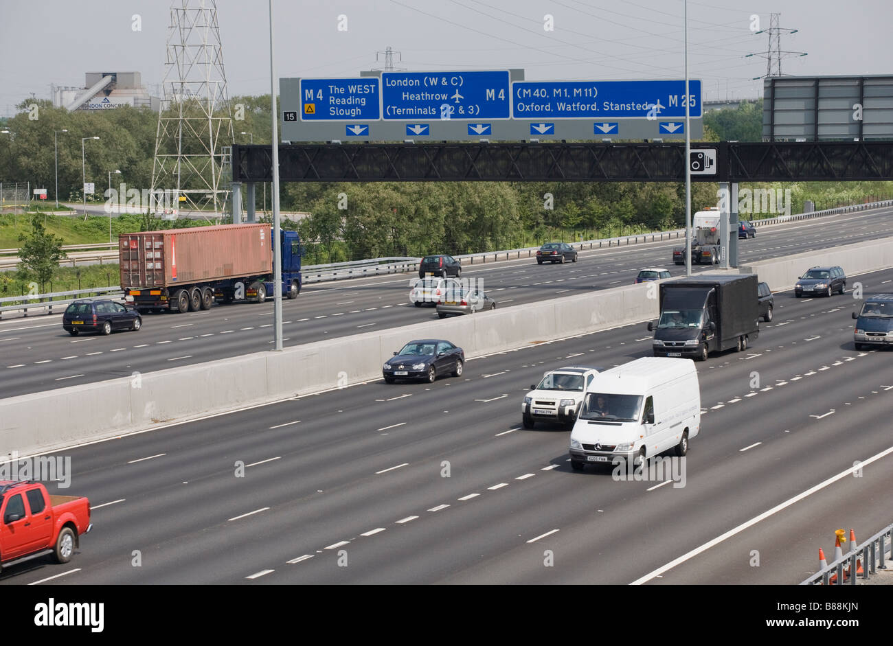 M25 Motorway Junction 15 Heathrow Airport London England looking north ...