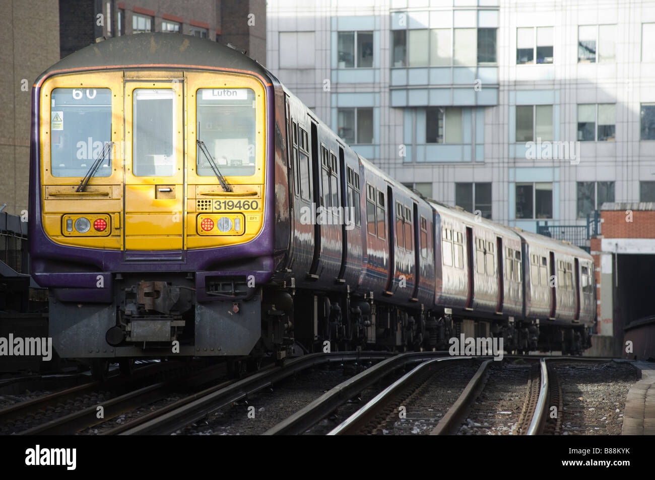 First Capital connect class 319 train exiting Blackfriars railway ...