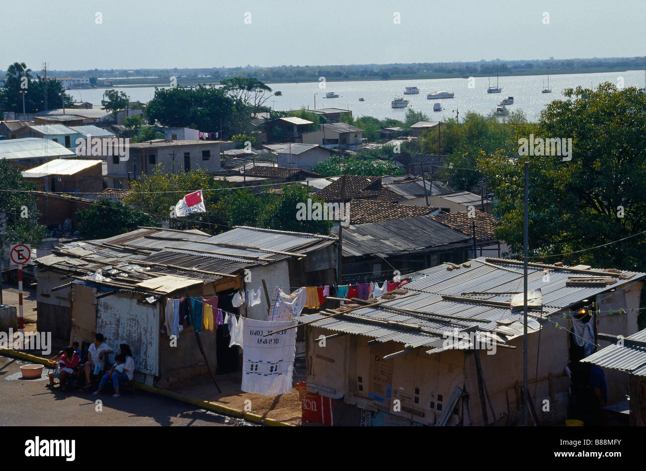 Cardboard houses hi-res stock photography and images - Alamy