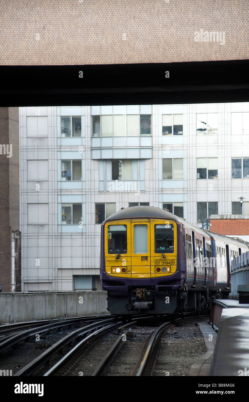 First Capital connect class 319 train exiting Blackfriars railway ...