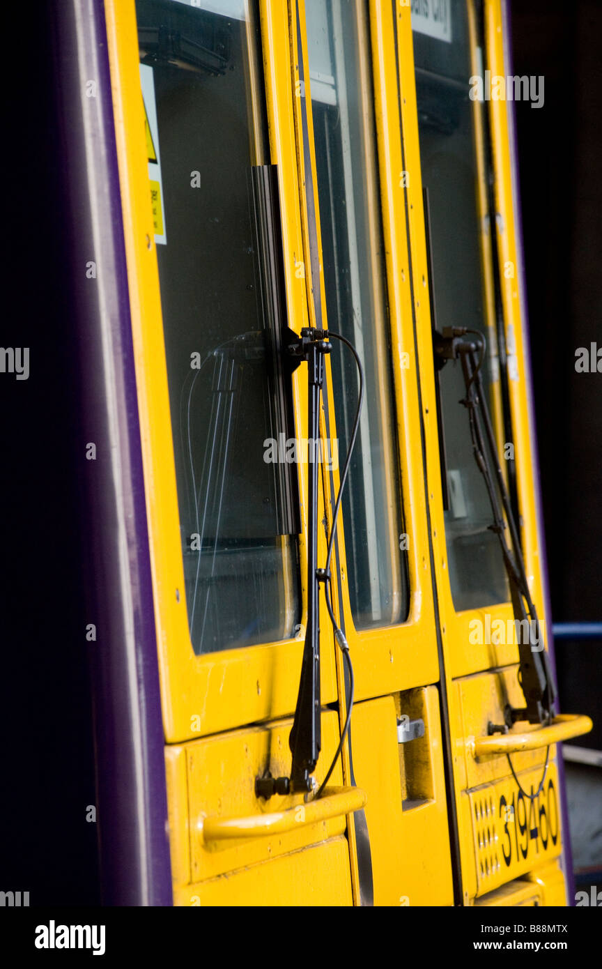 Front of a class 319 train in first capital connect livery at ...