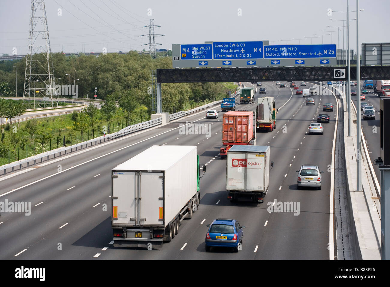 M25 Motorway Junction 15 Heathrow Airport London England looking north ...