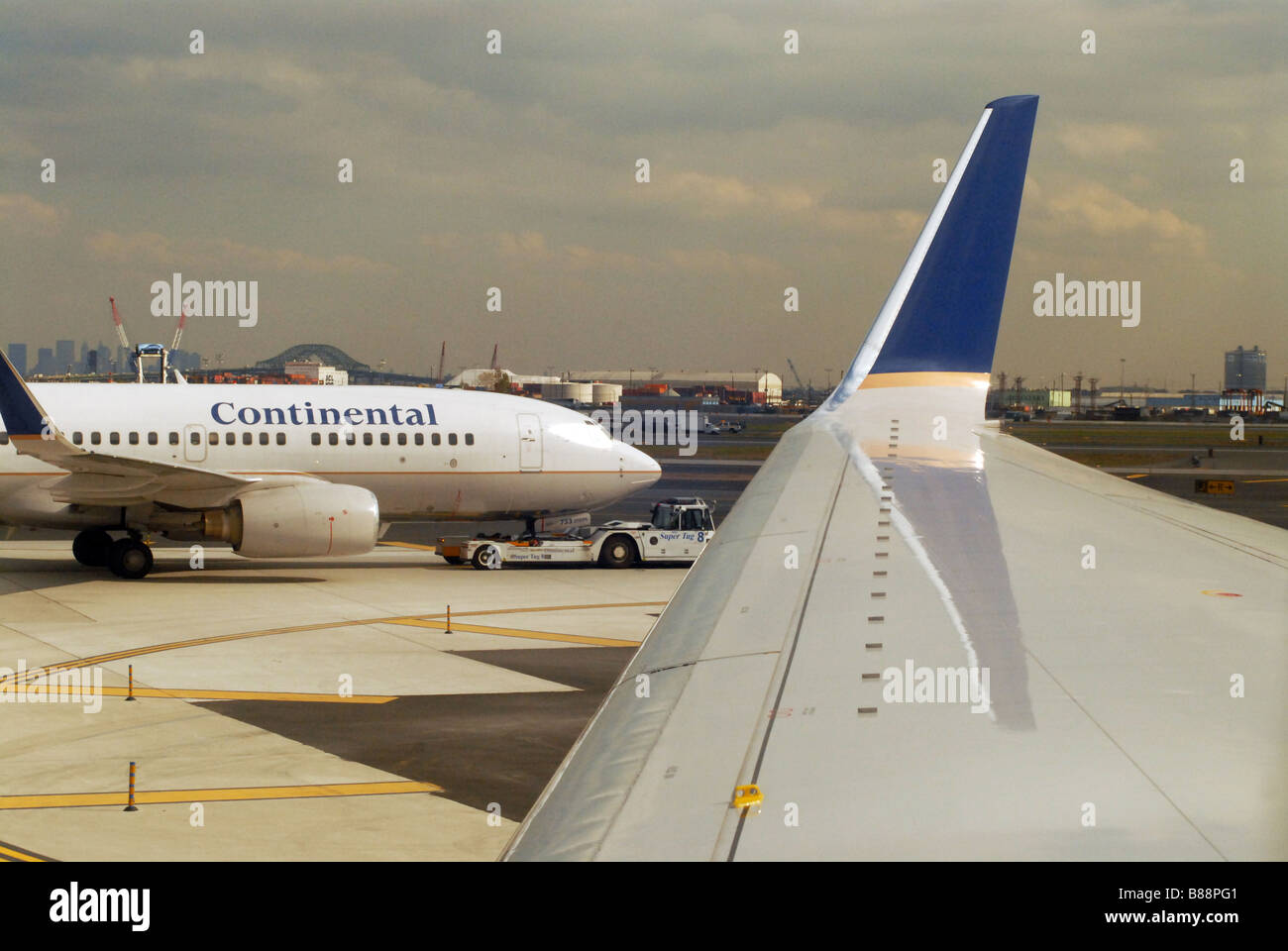 Continental airlines Wing Stock Photo - Alamy