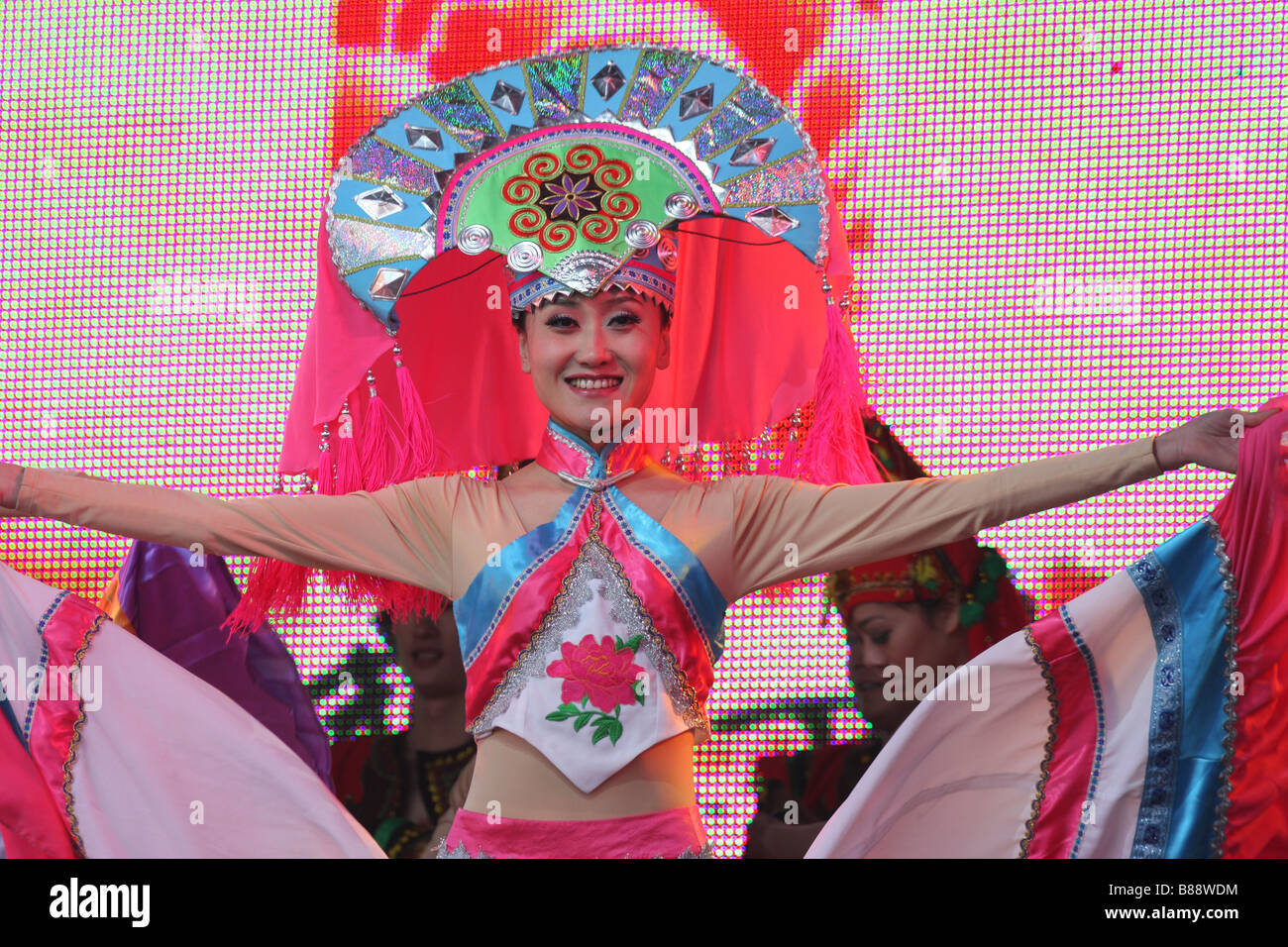 Stage singer hi-res stock photography and images - Alamy
