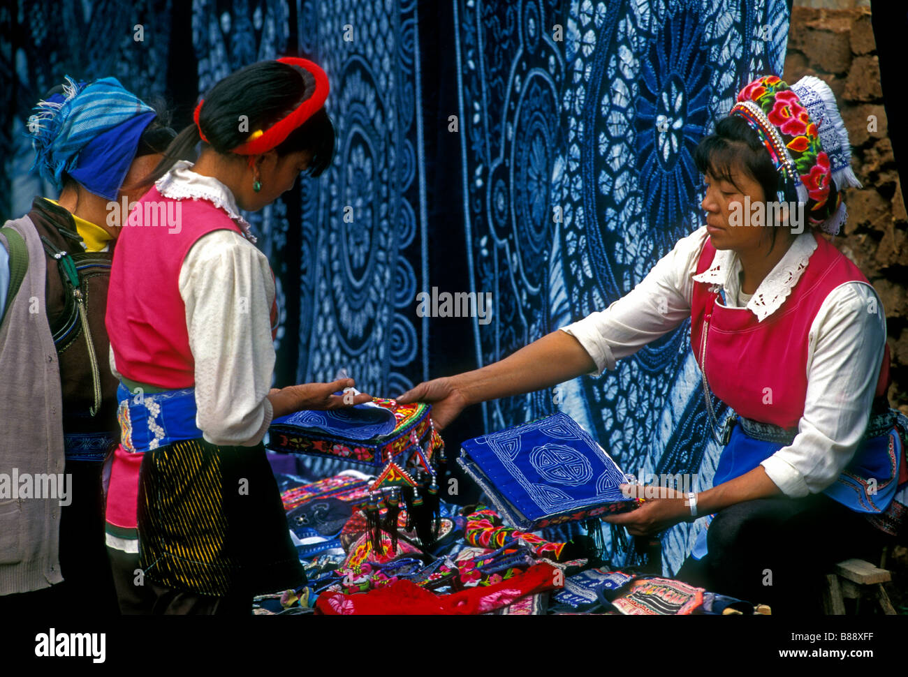 Chinese Women Bai Women Bai Ethnicity Ethnic Group Ethnic Minority Vendors Selling Batik