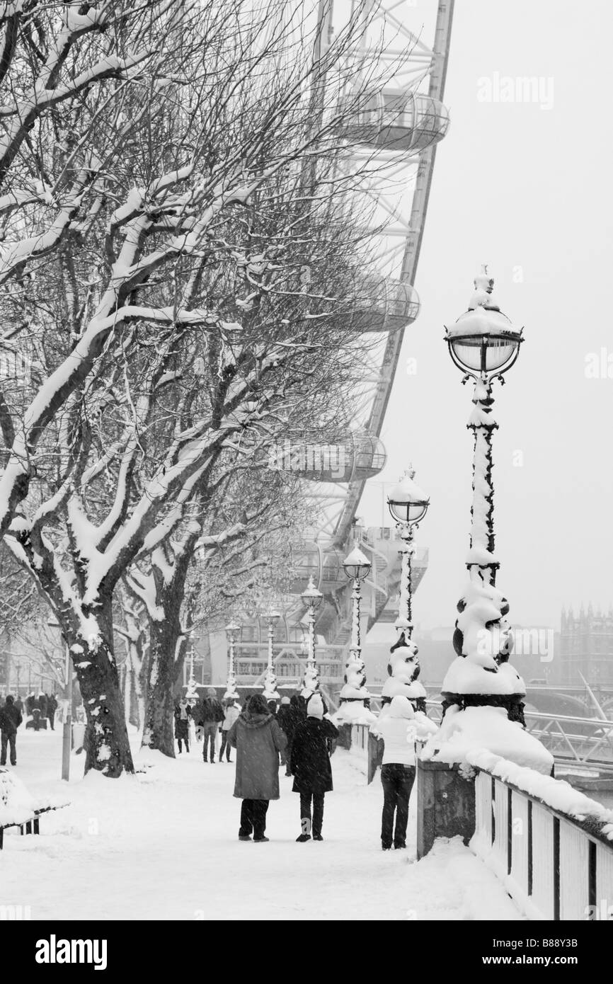 Cold weather people london hi-res stock photography and images - Alamy
