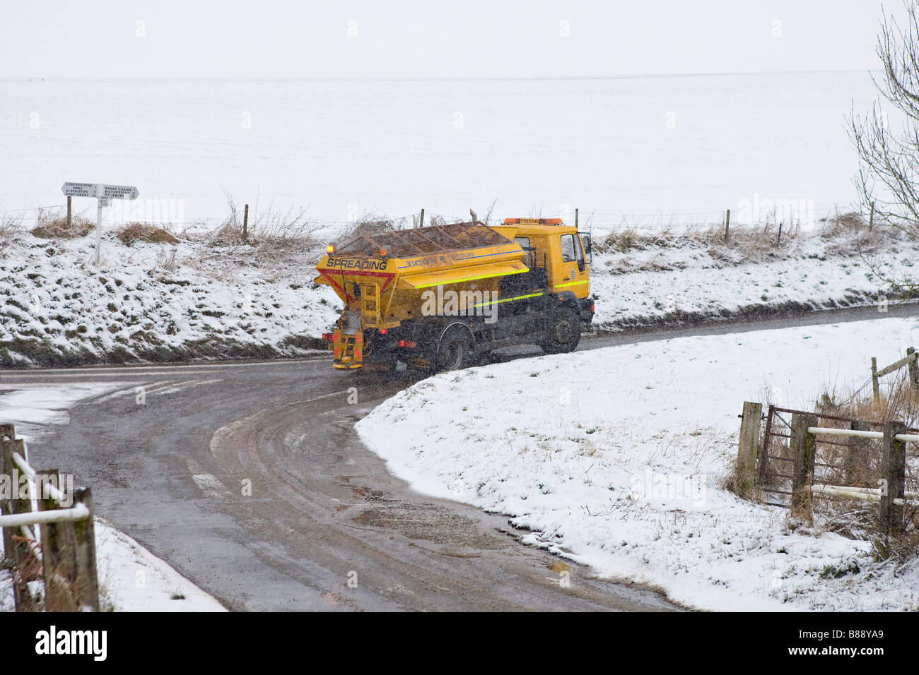 Gritting vehicle hi-res stock photography and images - Alamy
