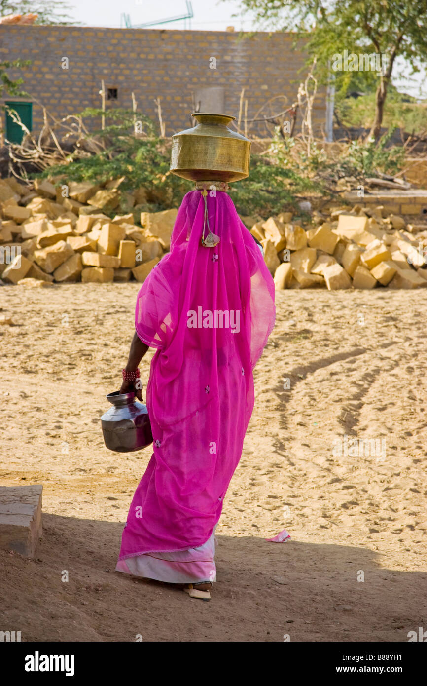 Woman carrying water pot rajasthan hi-res stock photography and images ...