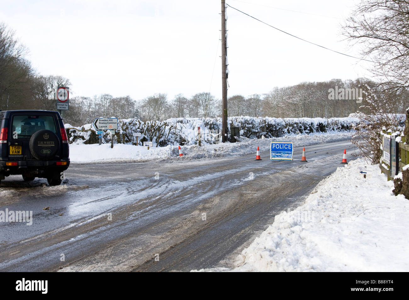 Police road closed sign hi-res stock photography and images - Alamy