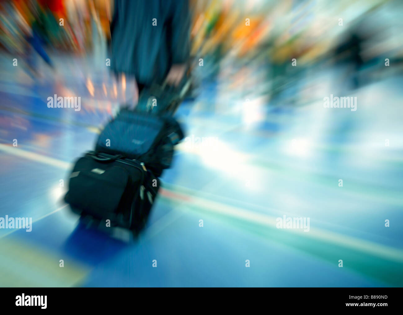 Man running through airport hi-res stock photography and images - Alamy