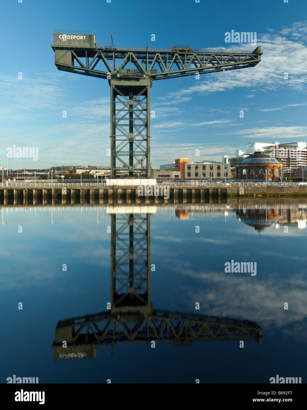 Dockside lifting equipment hi-res stock photography and images - Alamy