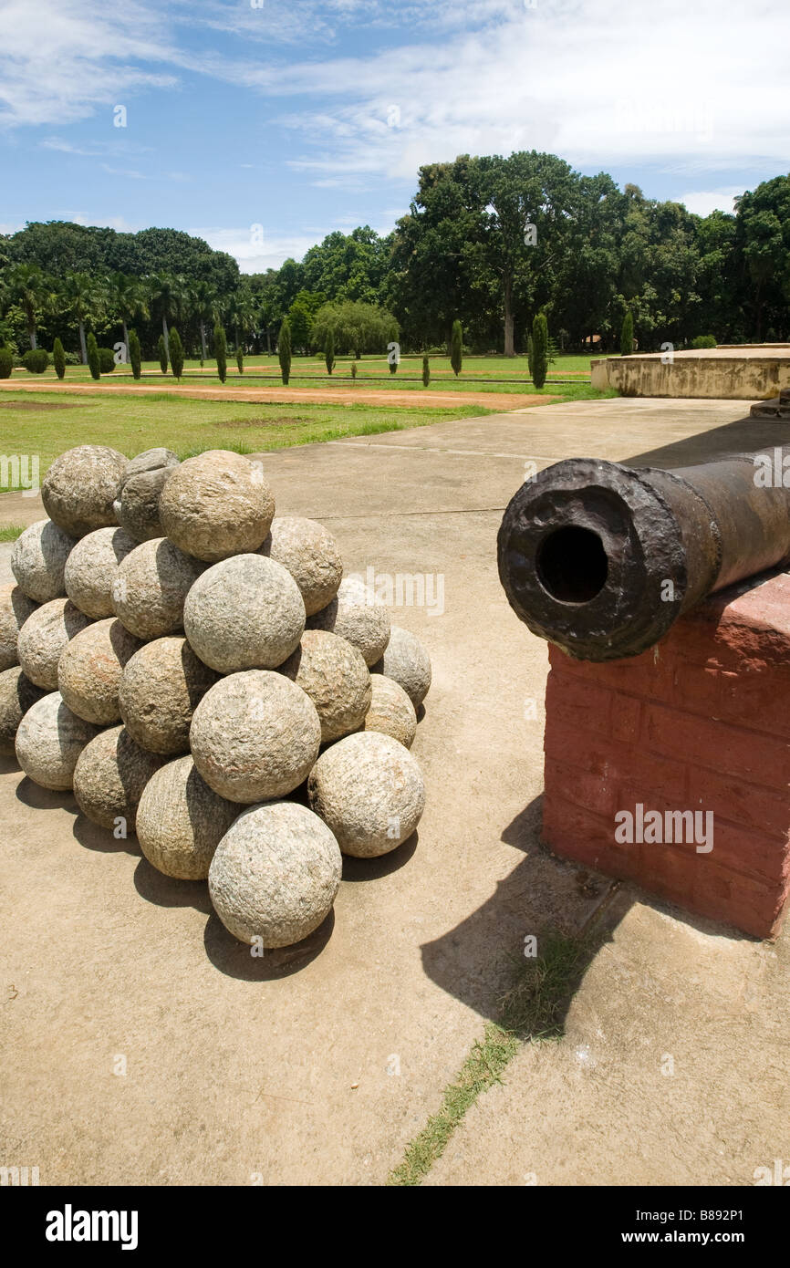 Canon ball hi-res stock photography and images - Alamy