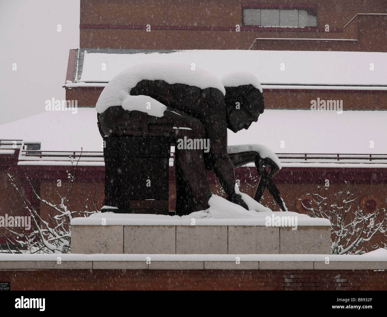 Newton sculpture british library hi-res stock photography and images ...