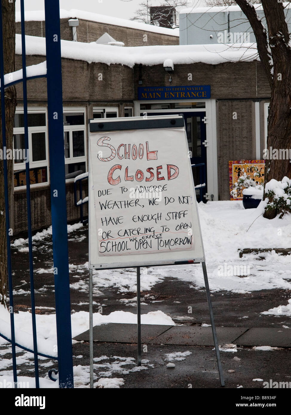 School closed hi-res stock photography and images - Alamy
