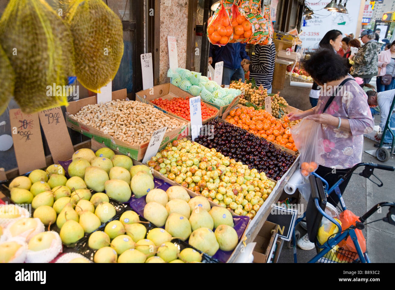 Chinatown new york outdoor market hi-res stock photography and images ...