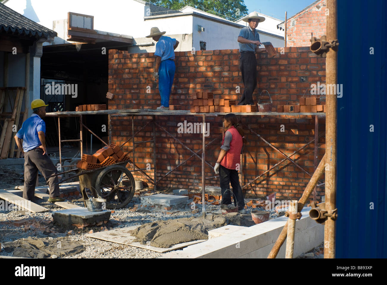 Brick laying scaffolding hi-res stock photography and images - Alamy