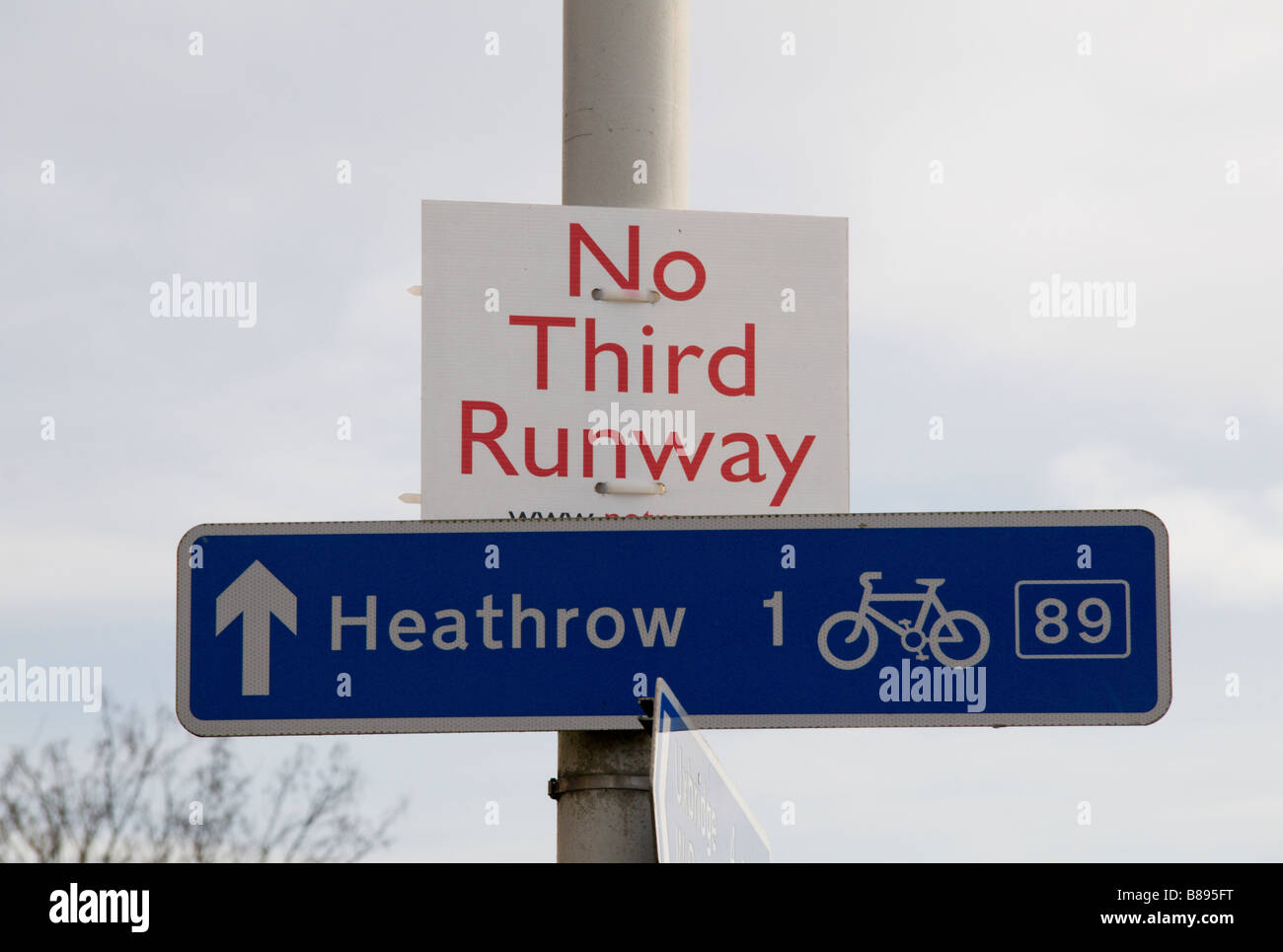 Heathrow road sign hi-res stock photography and images - Alamy