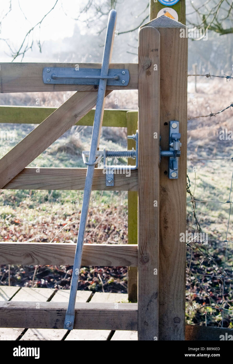 Footpath gate hi-res stock photography and images - Alamy