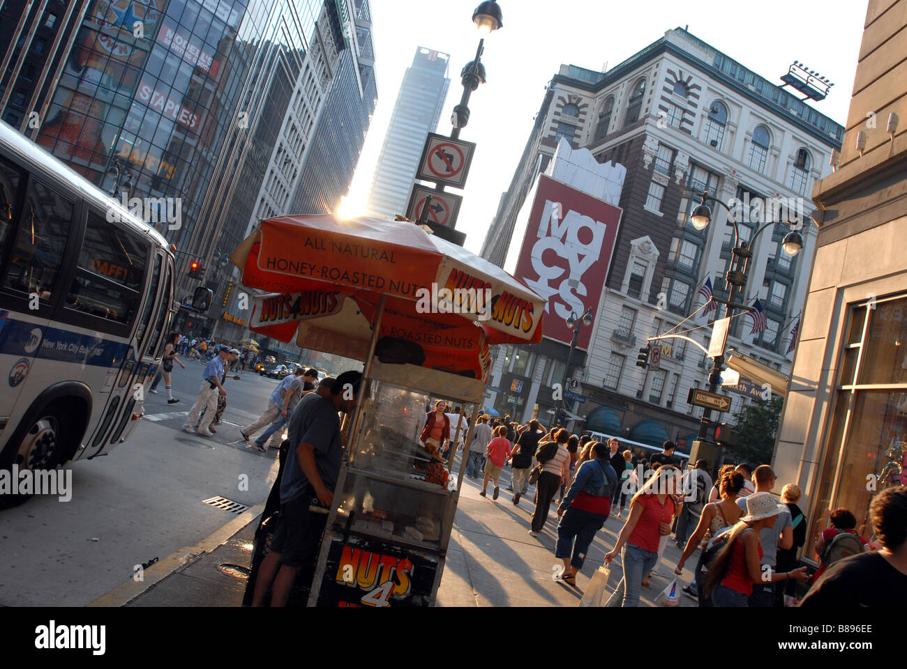 New york city nut stand hi-res stock photography and images - Alamy