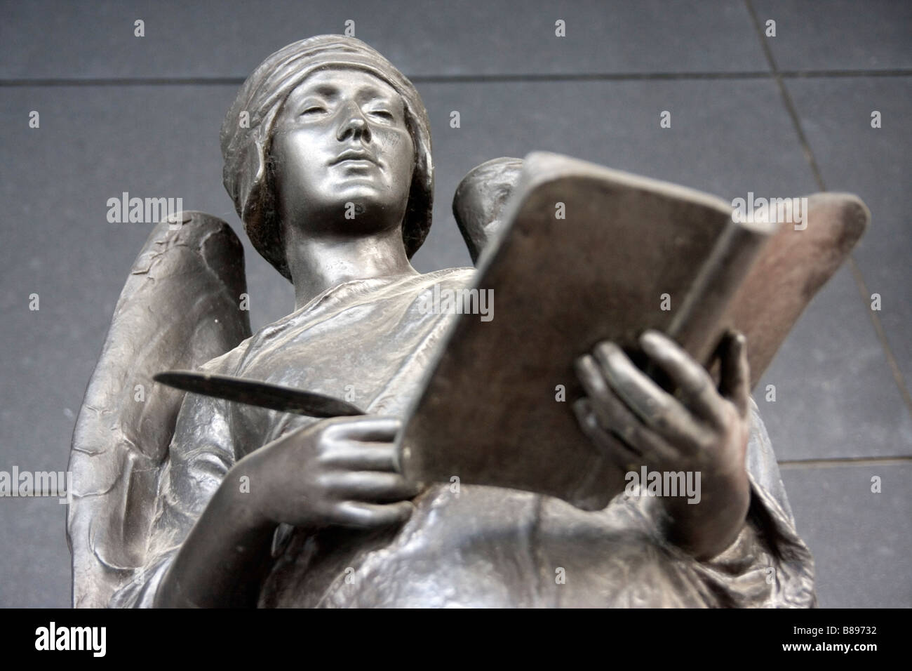 Statue reading a book hi-res stock photography and images - Alamy
