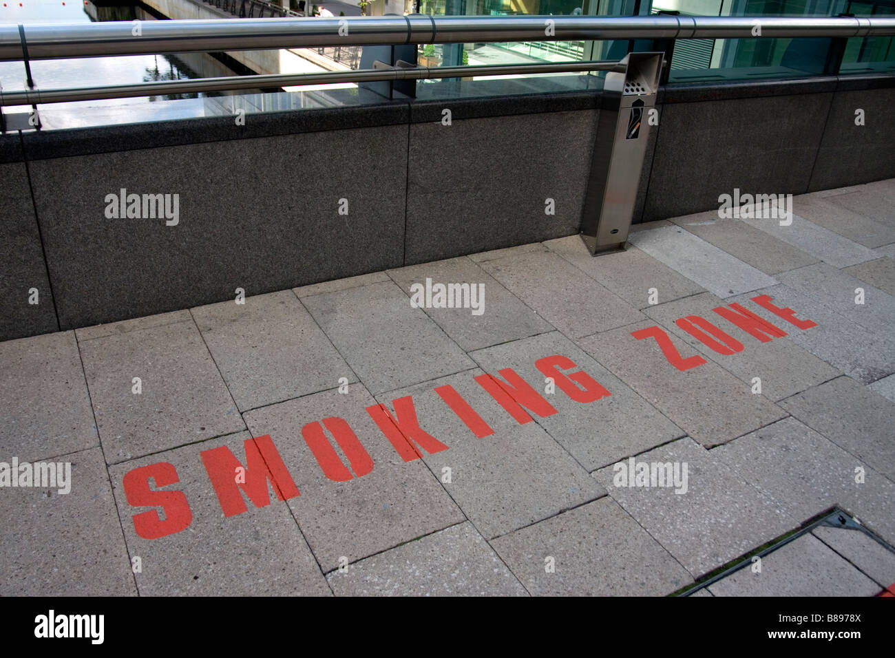 Smoking zone hi-res stock photography and images - Alamy