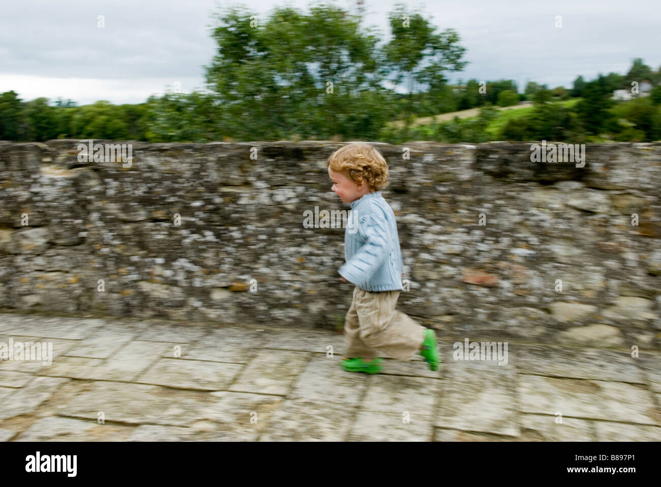 Young boy running Stock Photo - Alamy