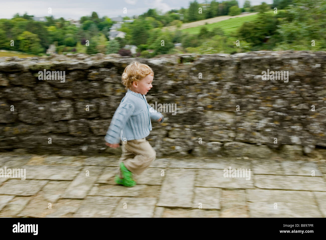 Young boy running Stock Photo - Alamy