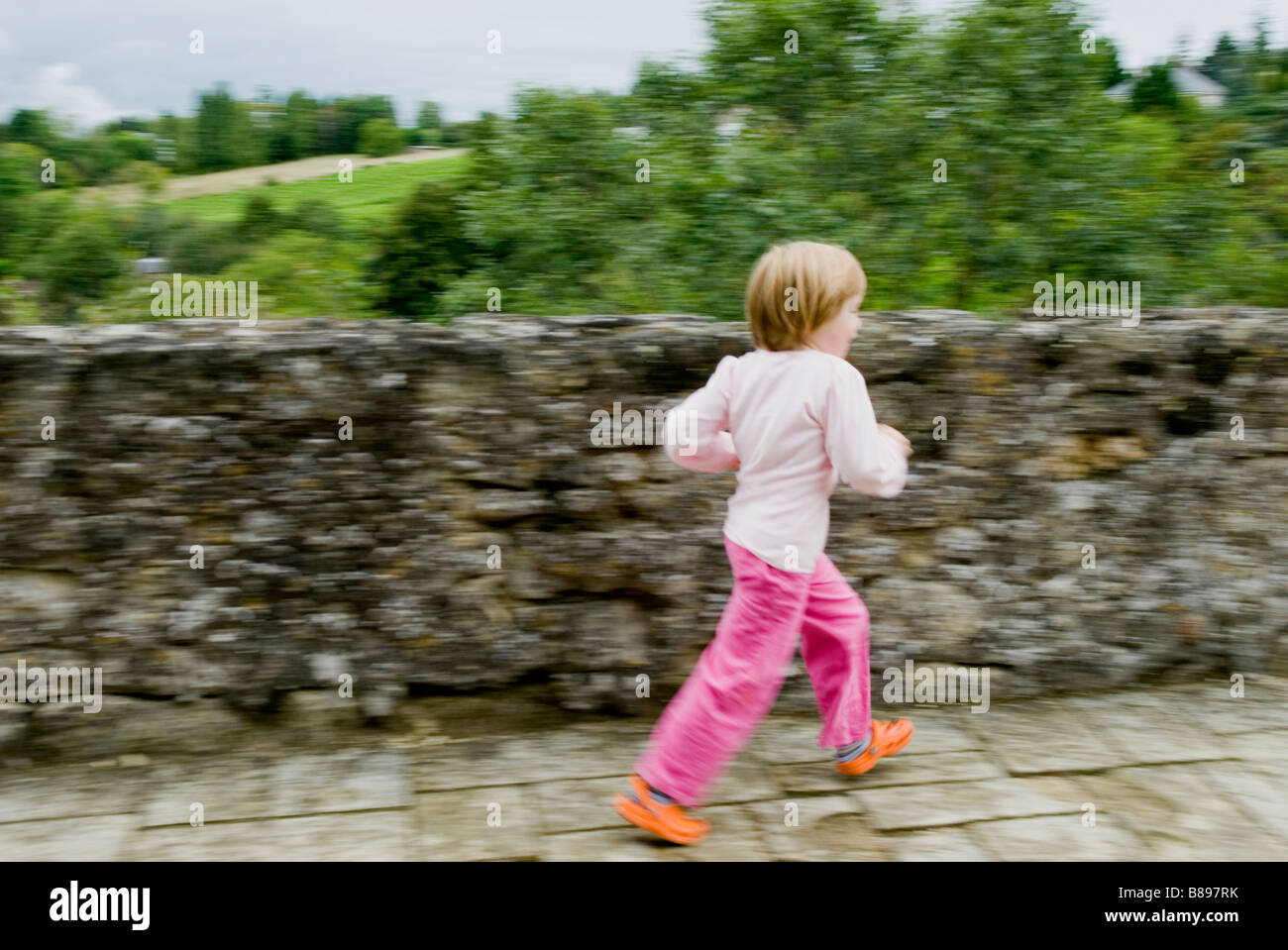 Young girl running Stock Photo - Alamy