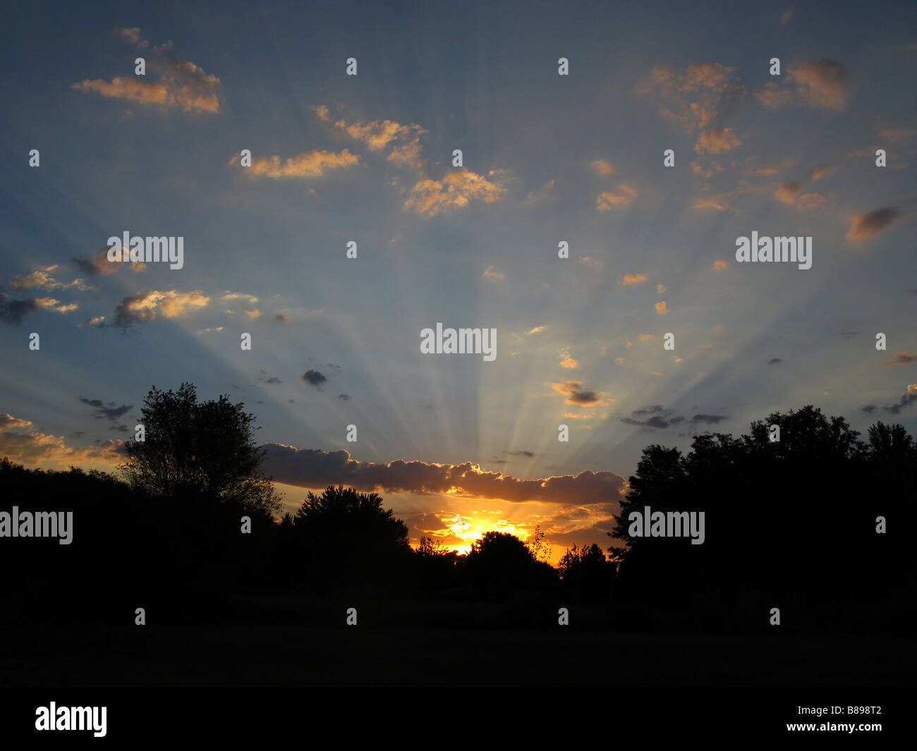 Pretty sunrise gold clouds hi-res stock photography and images - Alamy