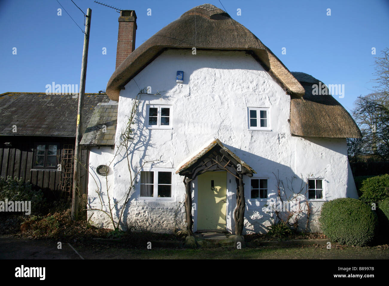 Thatched cottage in the rural hamlet of Damerham Stock Photo - Alamy