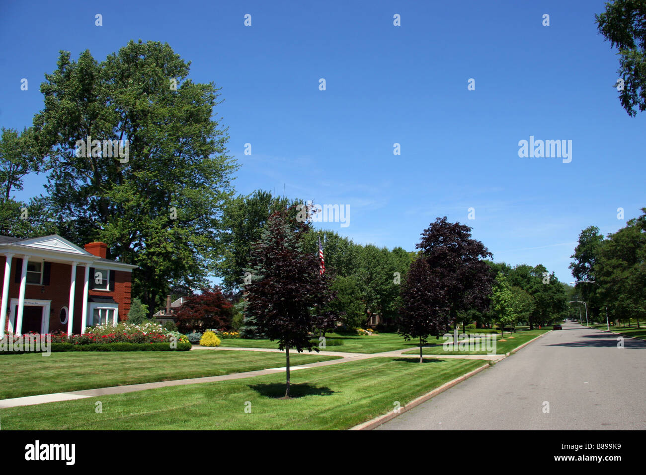 Affluent neighborhood neighbourhood hi-res stock photography and images ...