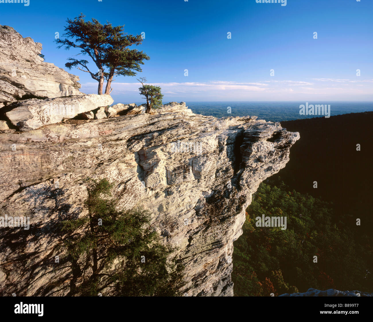 NORTH CAROLINA - Exposed quartzite near the summit of Hanging Rock in ...