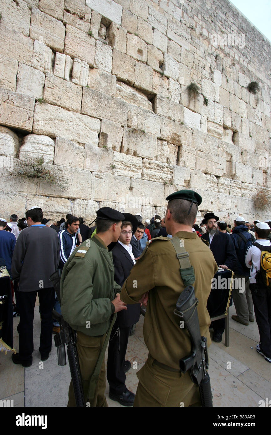 Israel kotel soldiers hi-res stock photography and images - Alamy