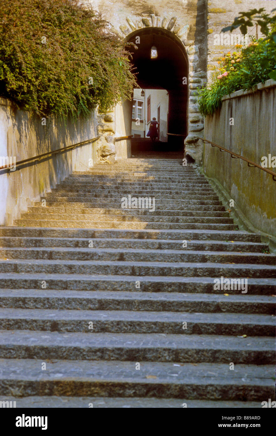 Hotel doorway suitcase hi-res stock photography and images - Alamy