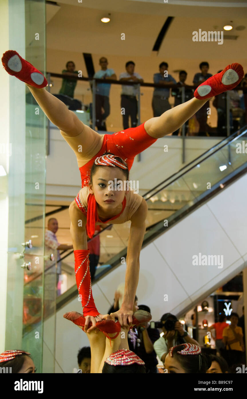 Chinese acrobat show balance hi-res stock photography and images - Alamy