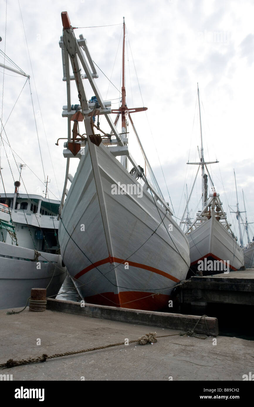Raked masts hi-res stock photography and images - Alamy