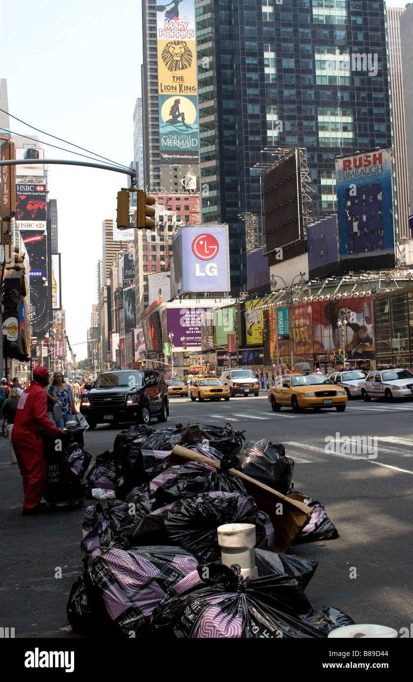 Garbage in Times Square Stock Photo - Alamy