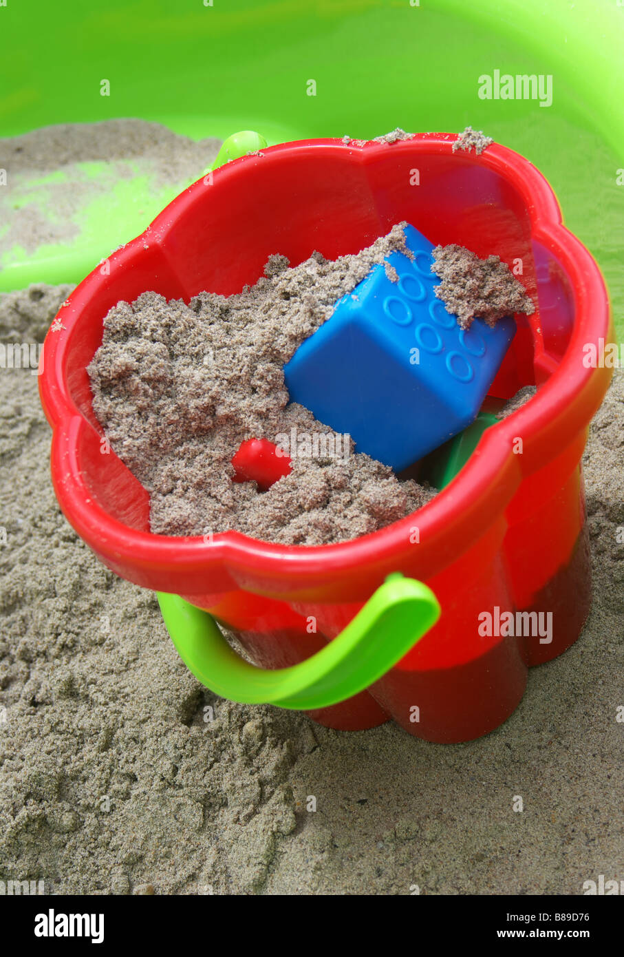 Children dig sand hi-res stock photography and images - Alamy