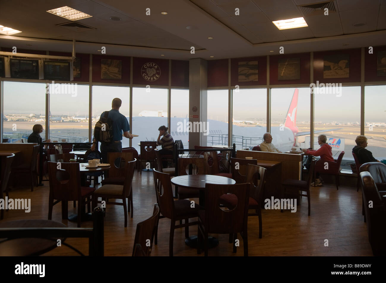 Airport coffee shop hi-res stock photography and images - Alamy