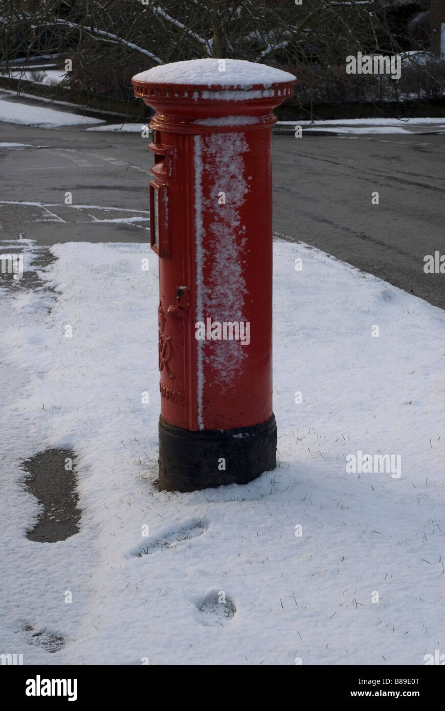 Walk to post letter hi-res stock photography and images - Alamy