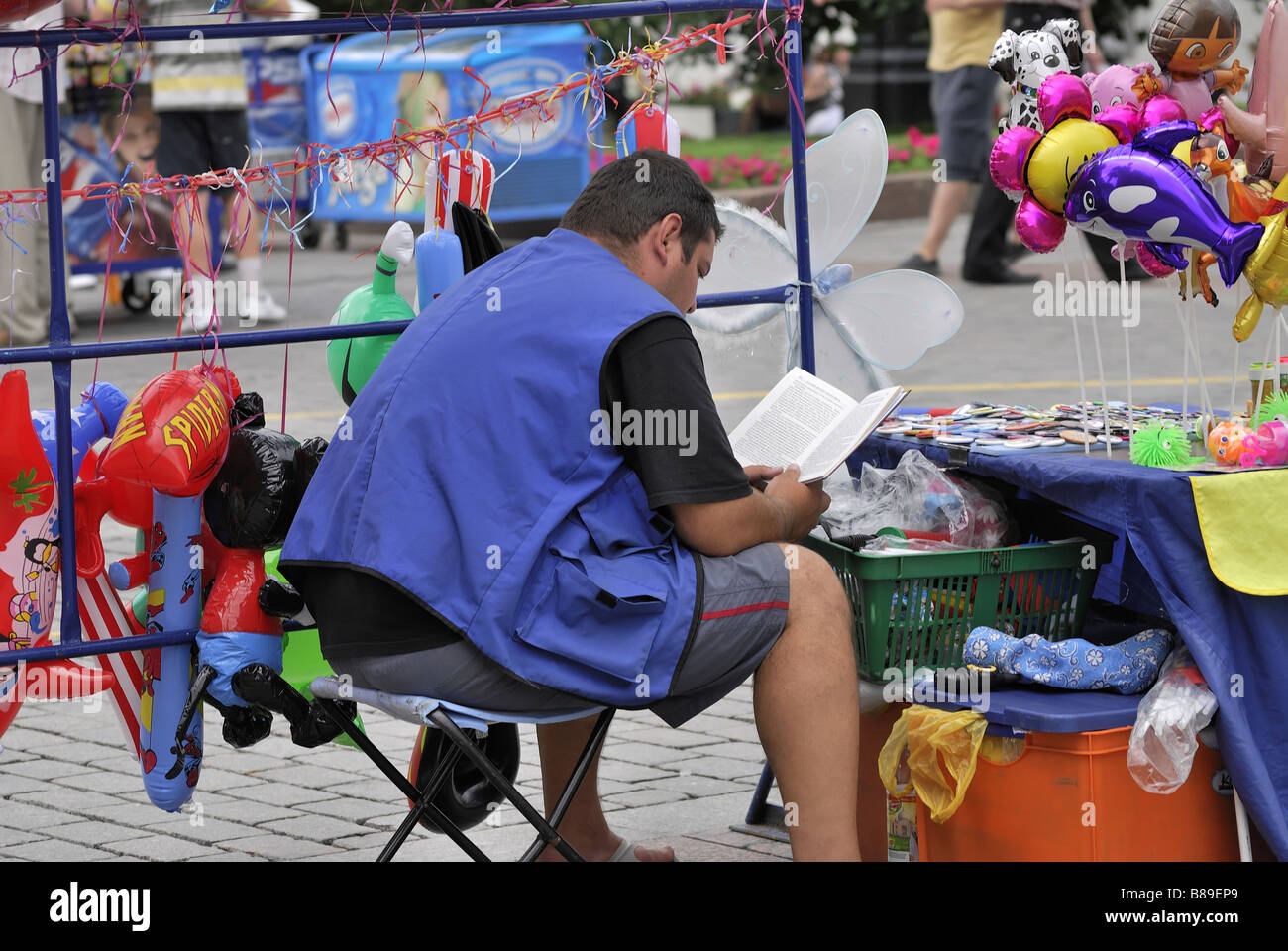 Street seller read a book Stock Photo - Alamy