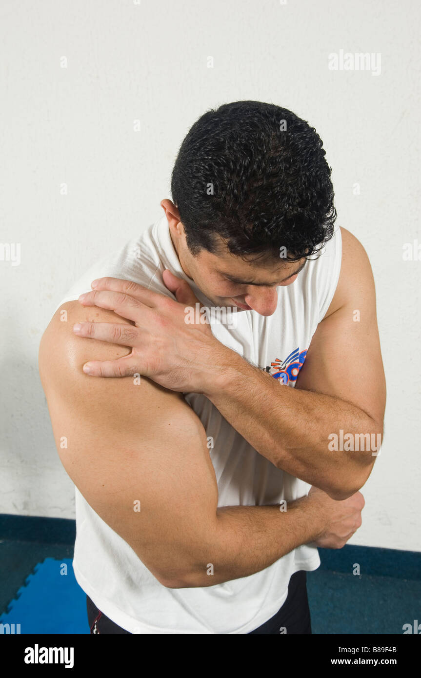 Shoulder injury man hi-res stock photography and images - Alamy