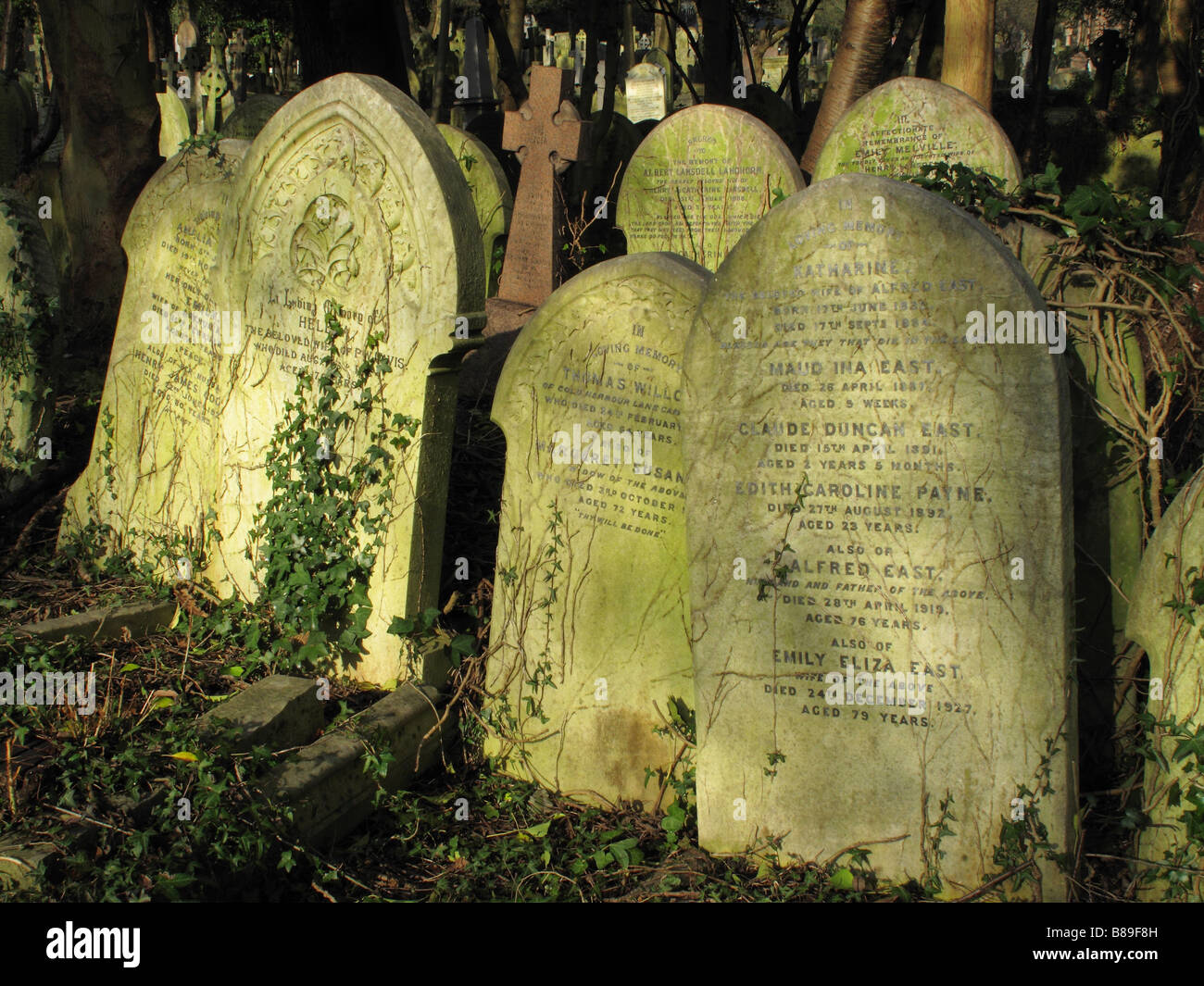 Headstone highgate cemetery hi-res stock photography and images - Alamy